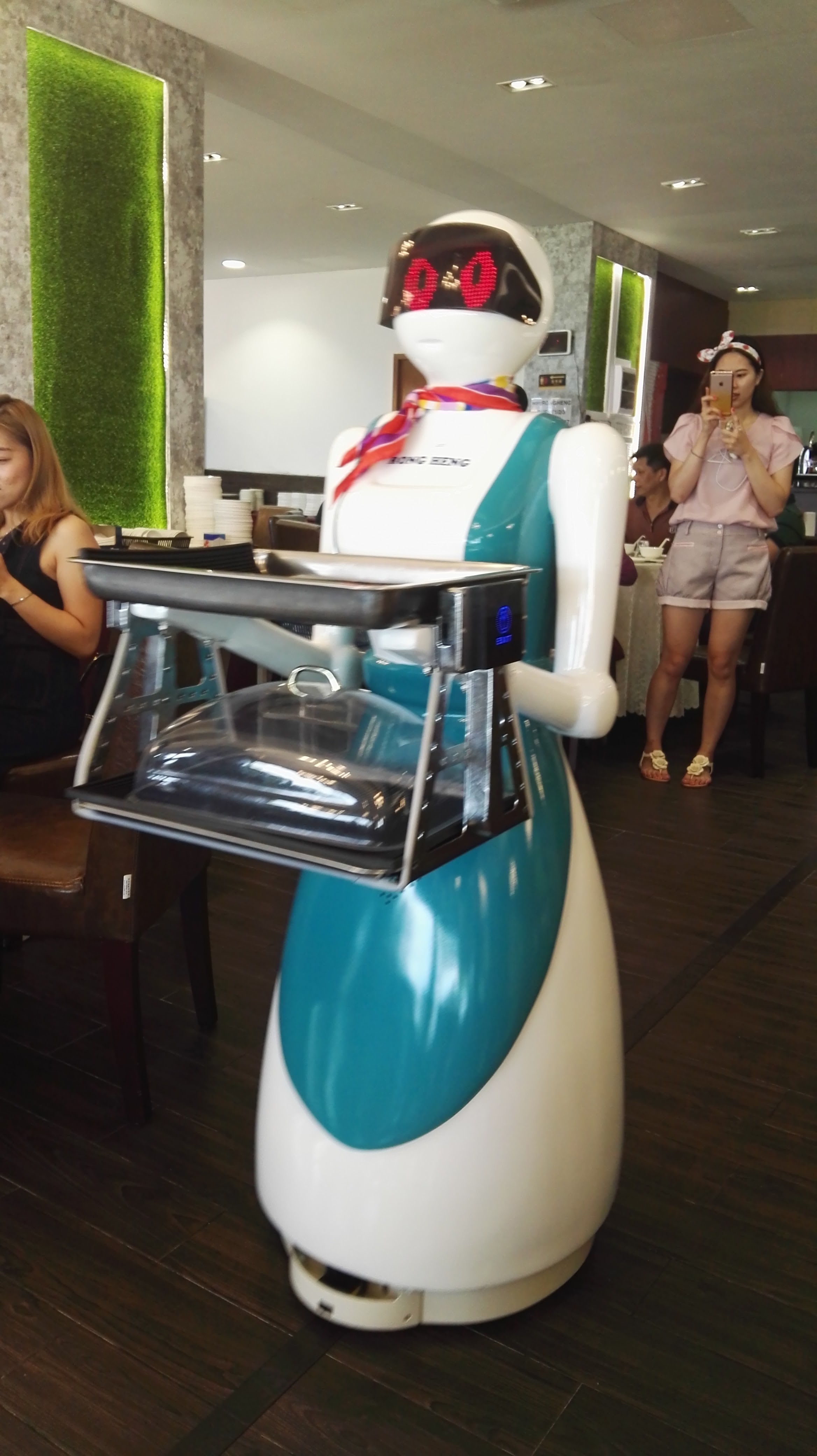 Robots at Rong Heng Seafood Restaurant – TRISH TRAVEL FOOD