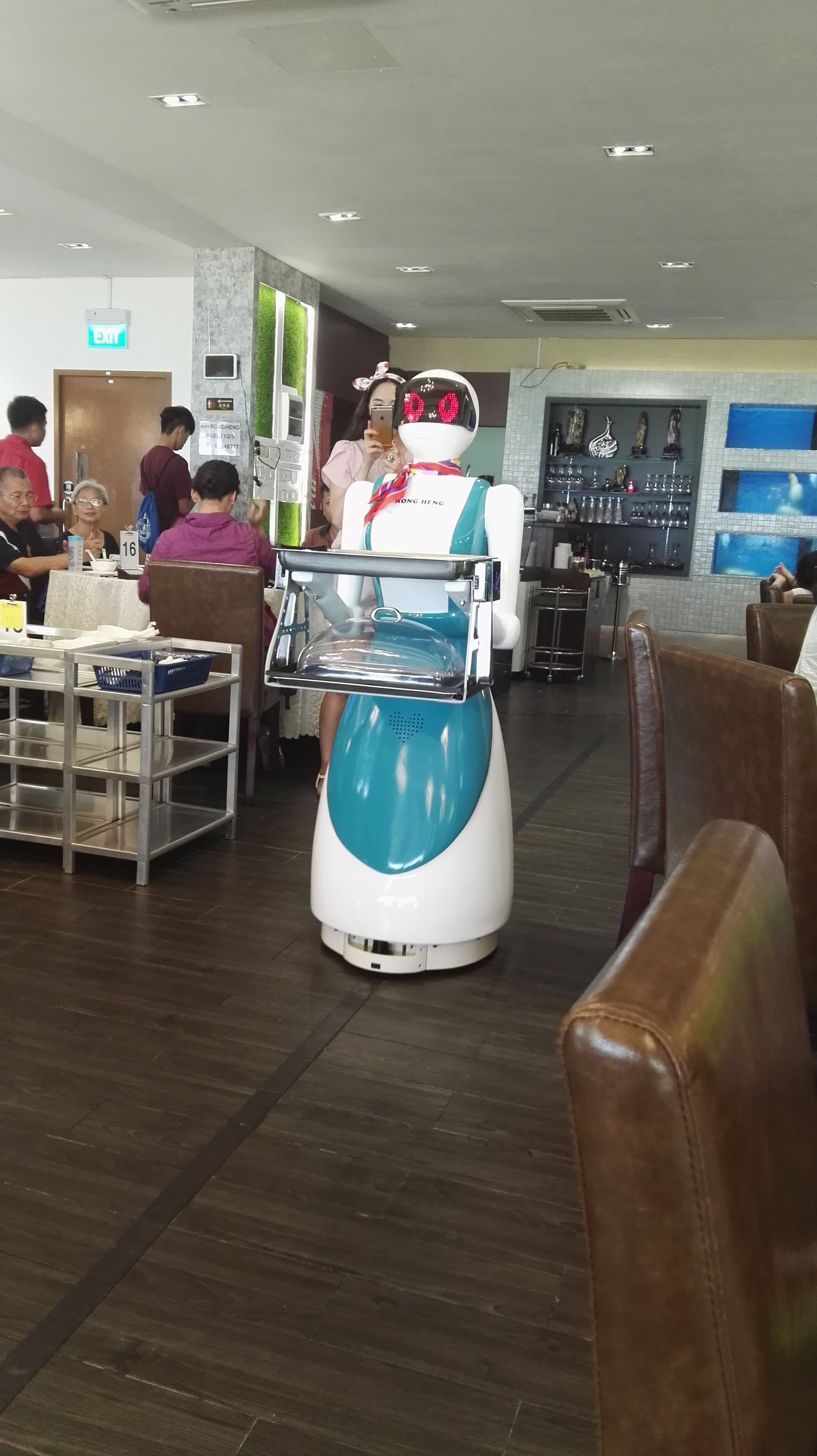 Robots at Rong Heng Seafood Restaurant – TRISH TRAVEL FOOD