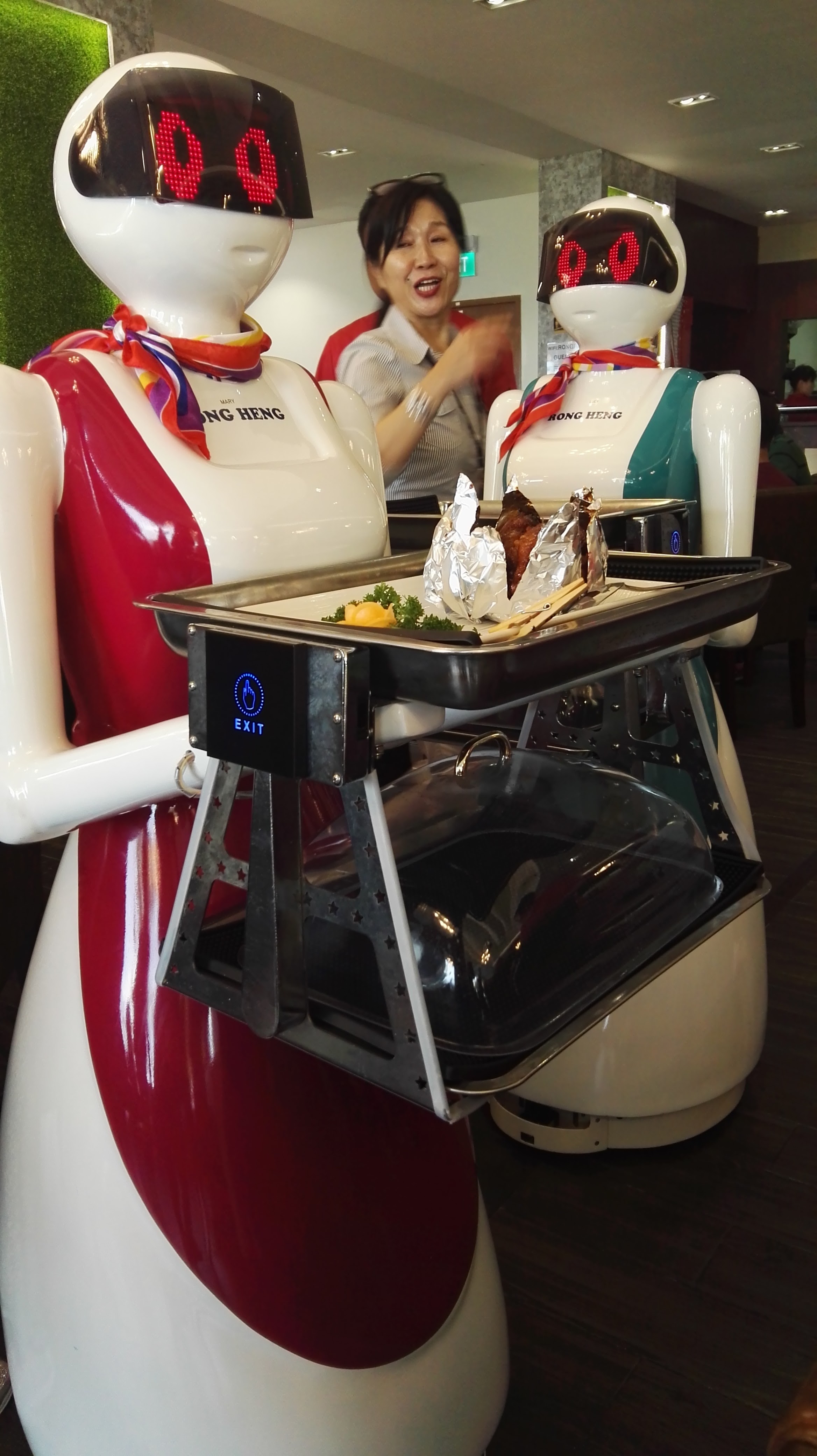 Robots at Rong Heng Seafood Restaurant – TRISH TRAVEL FOOD